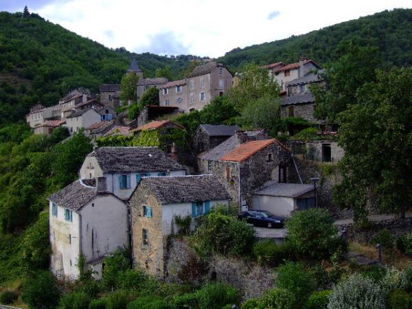 Le village de Pinet dans les Raspes du Tarn